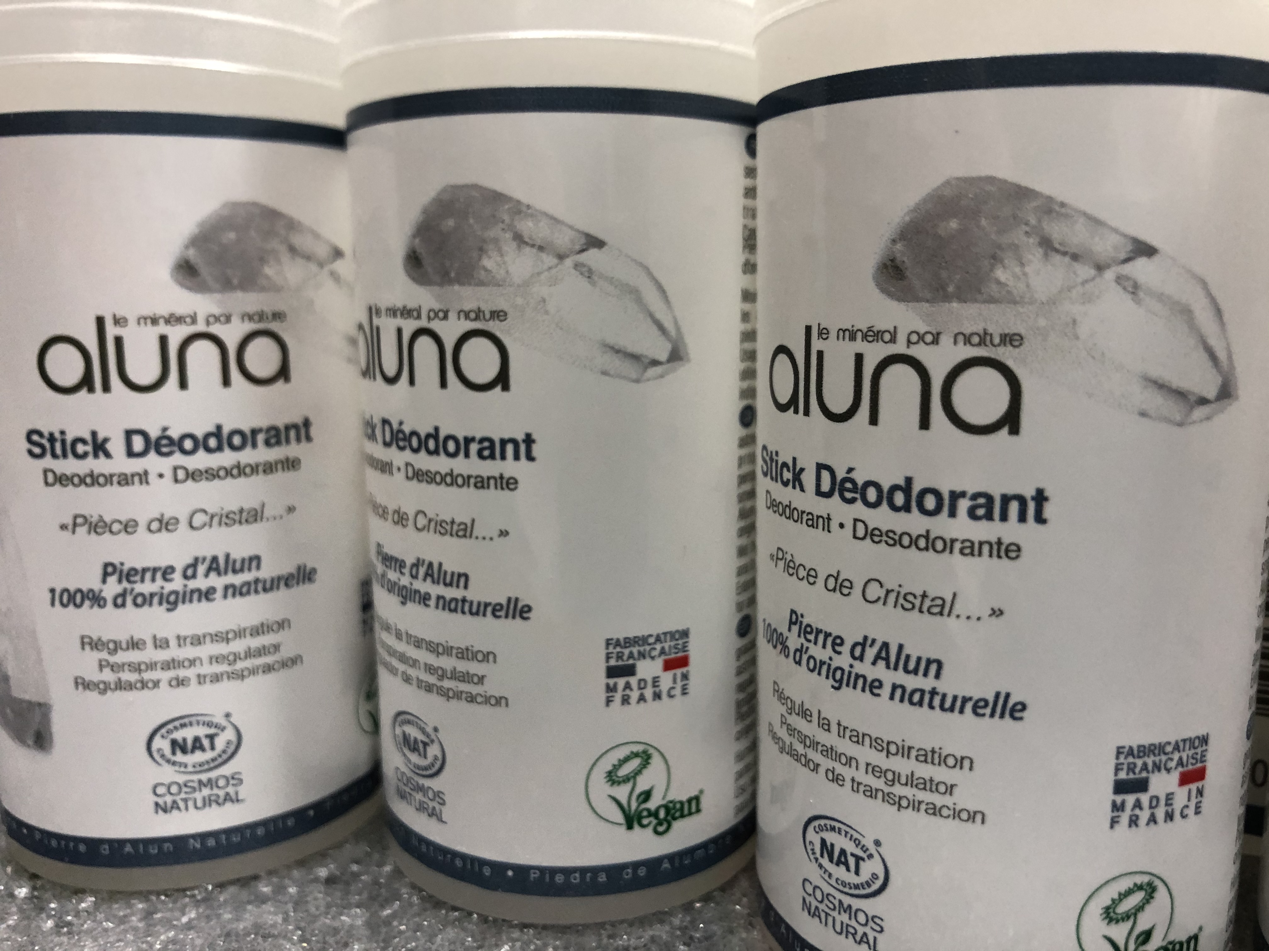 Une pierre d'alun naturelle et fabriquée en France, Aluna